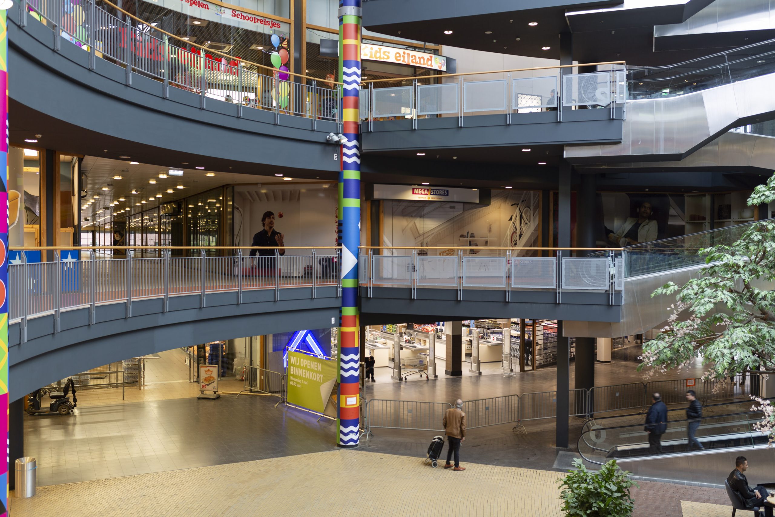 Renovatie van winkelcentrum Mega Stores Den Haag door Van Mierlo Dinkq